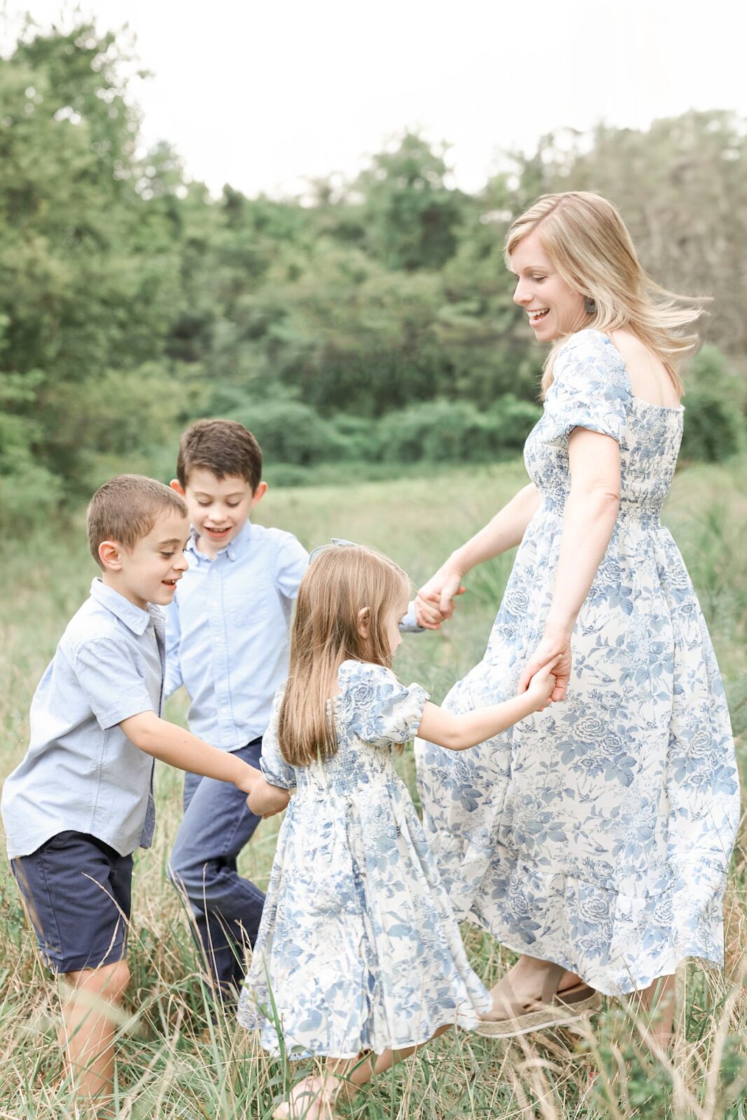 A Guide To Find The Best Outfits For Family Photos : Gracious Life Photography