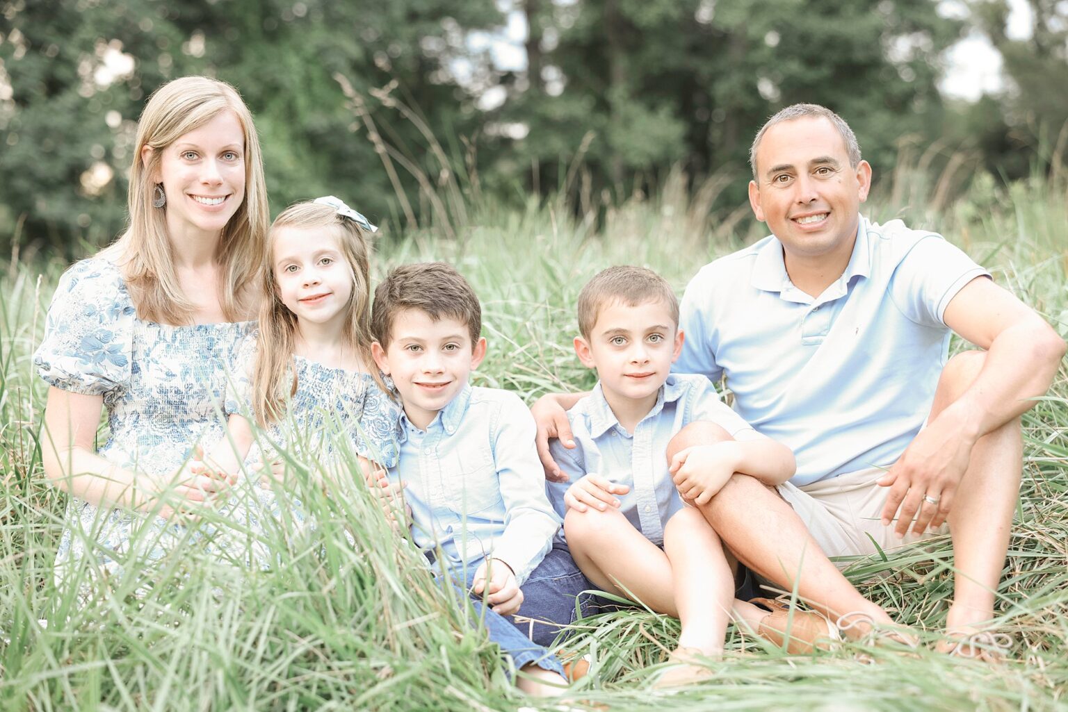 A Guide To Find The Best Outfits For Family Photos : Gracious Life Photography