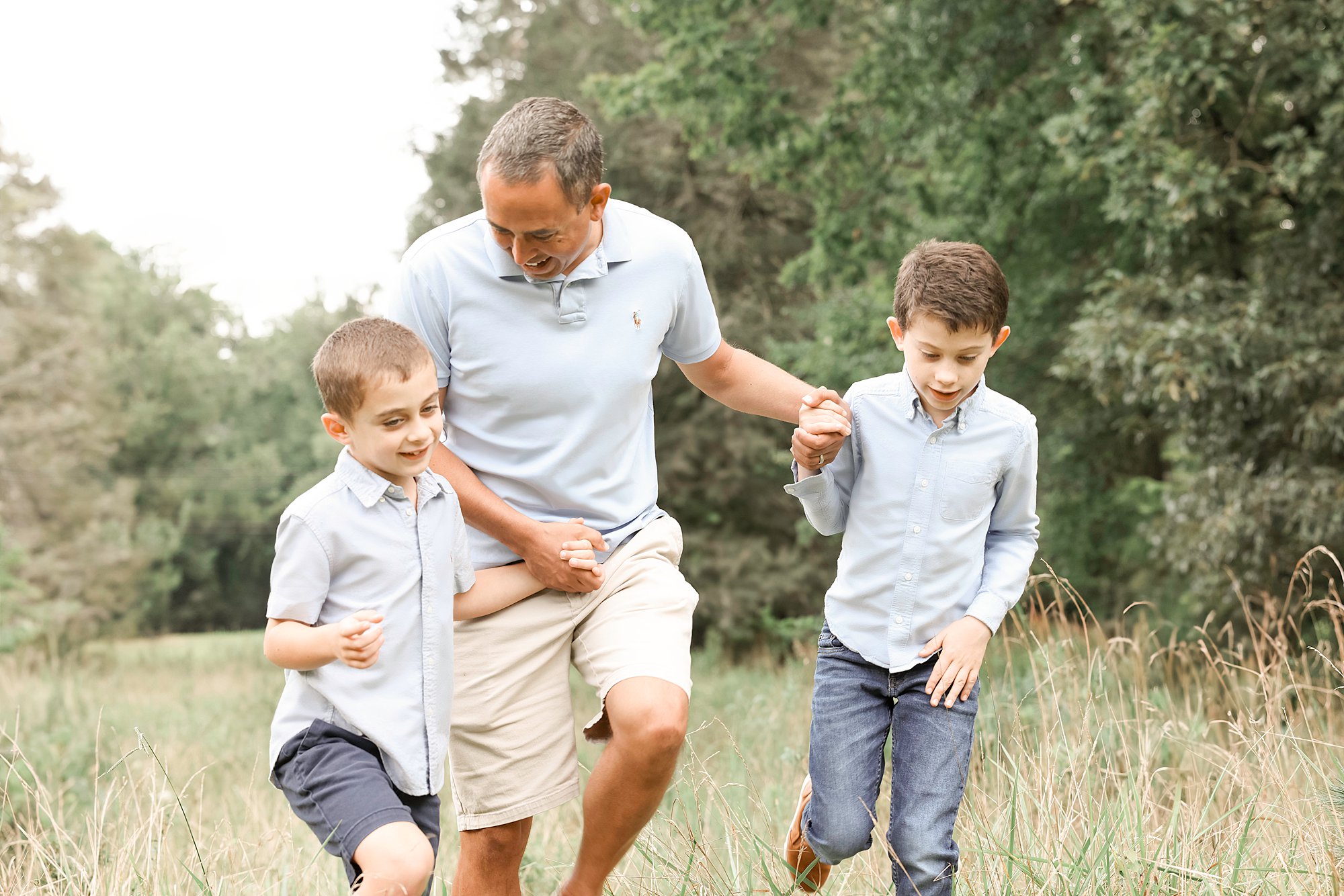 A Guide To Find The Best Outfits For Family Photos : Gracious Life Photography
